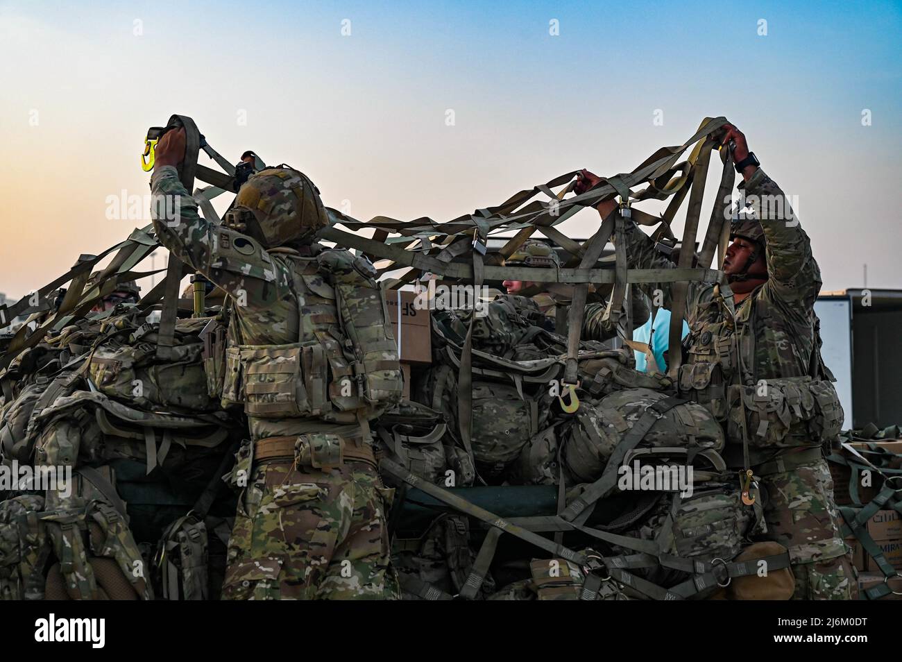 U.S. Army Infantrymen assigned to the East Africa Response Force (EARF ...