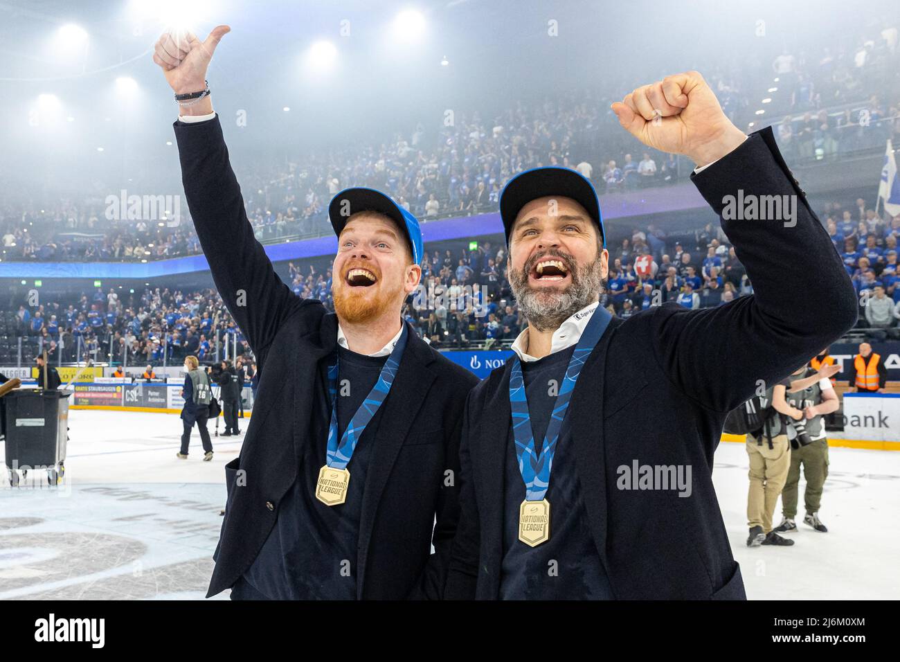 Simon Pfister and assistant coach Josh Holden (EV Zug) during the ...