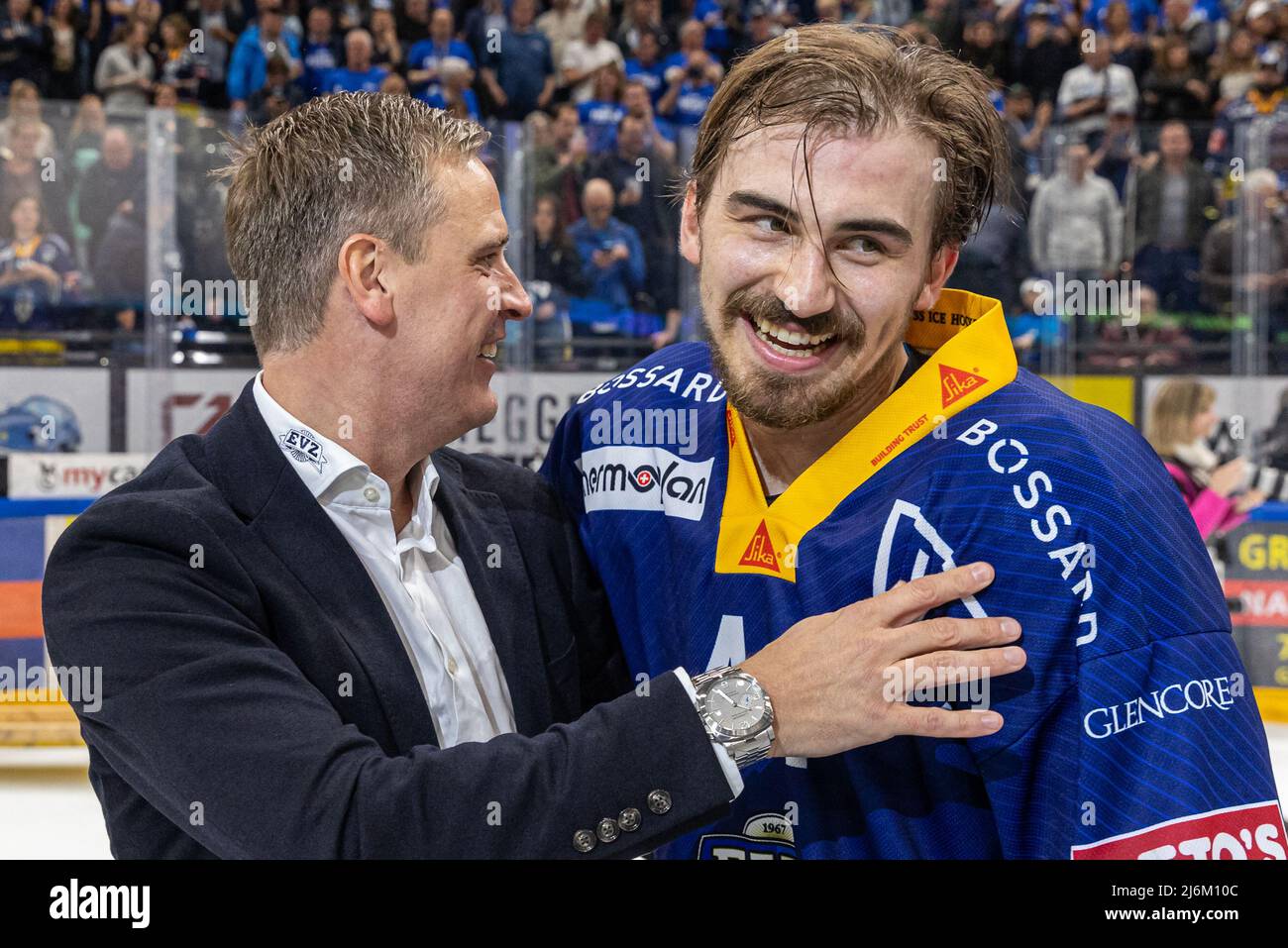 Head coach Dan Tangnes (EV Zug) and Samuel Kreis #44 (EV Zug) during ...