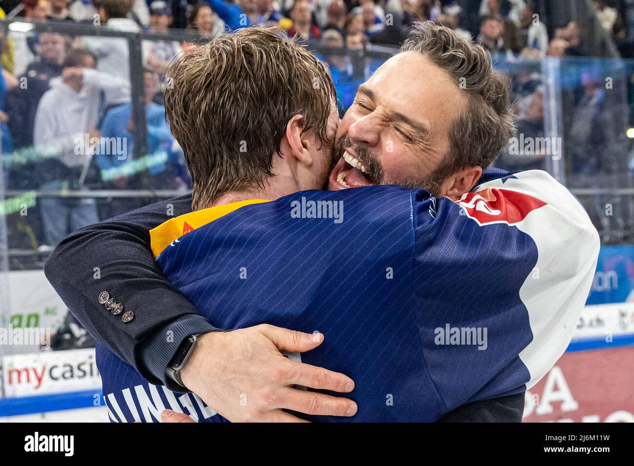 Carl Klingberg #48 (EV Zug) and assistant coach Josh Holden (EV Zug ...