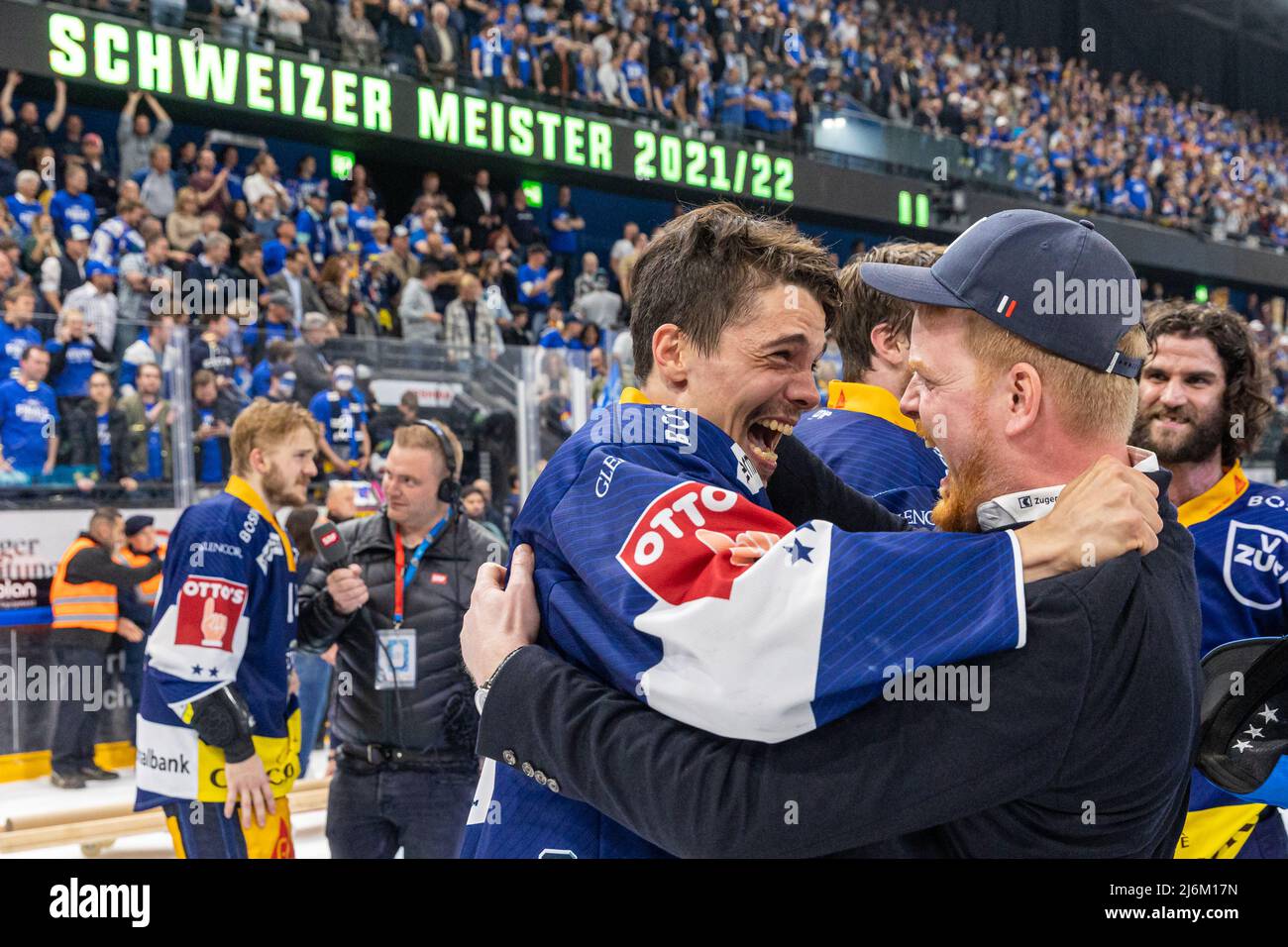 Reto Suri #26 (EV Zug) and Simon Pfister during the National League ...