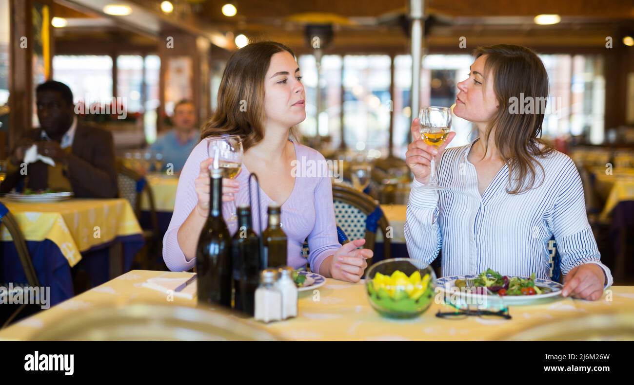 Friends talking restaurant spanish hi-res stock photography and images ...