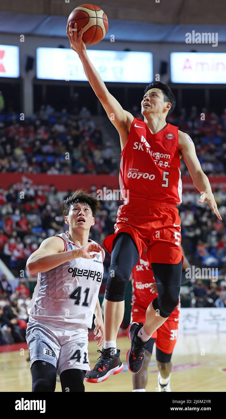 Seoul, South Korea, May 2, 2022. Basketball: Seoul SK Knights vs. Anyang KGC Kim Sun-hyung (R ...
