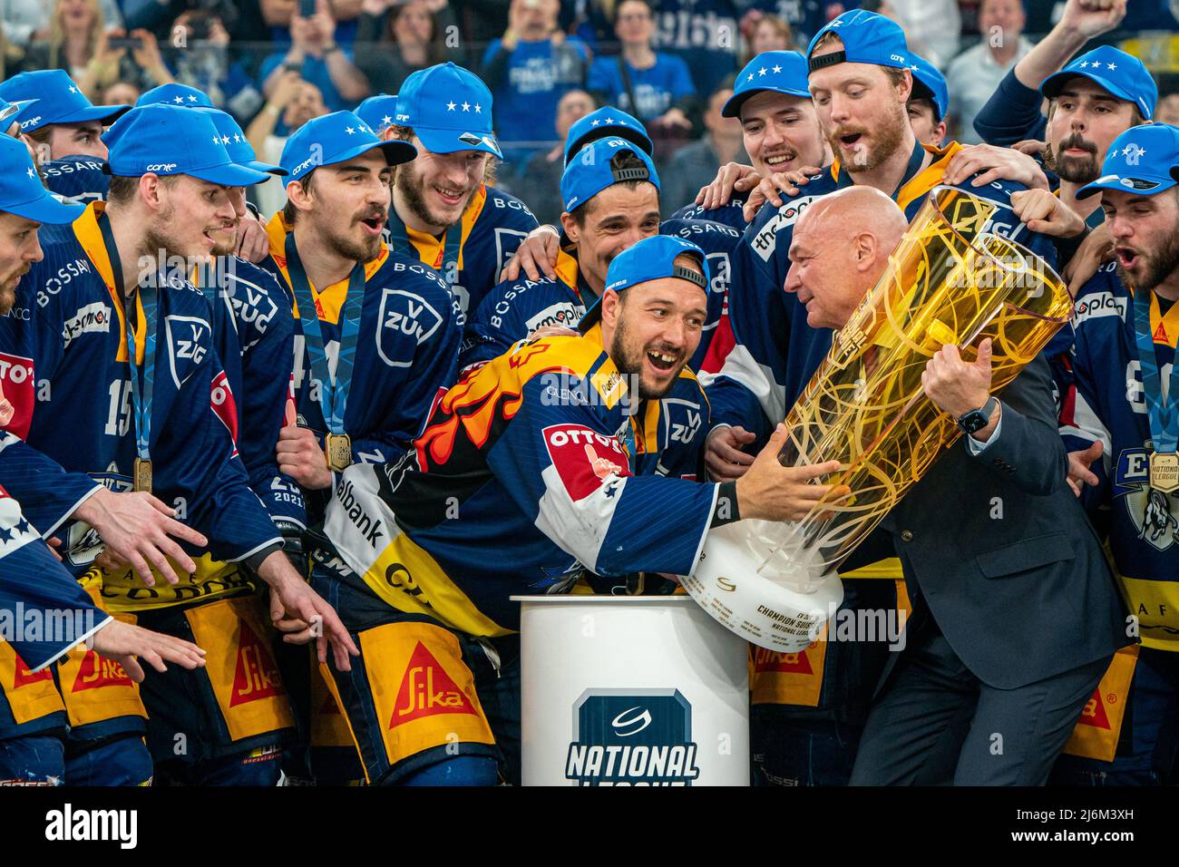 PostFinance top scorer Jan Kovar #43 (EV Zug) receives the trophy ...