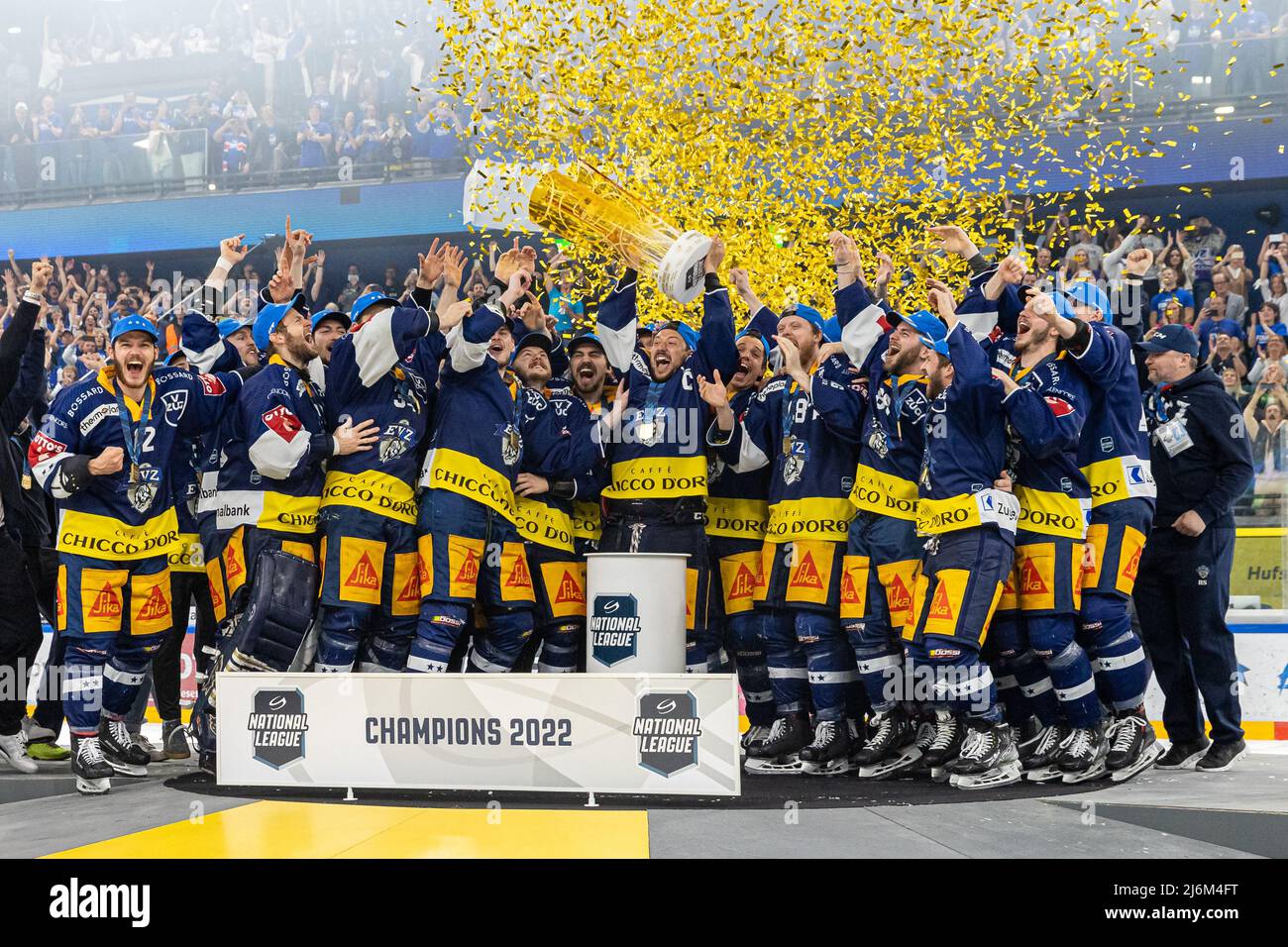 The trophy is held up by PostFinance top scorer Jan Kovar #43 (EV Zug ...