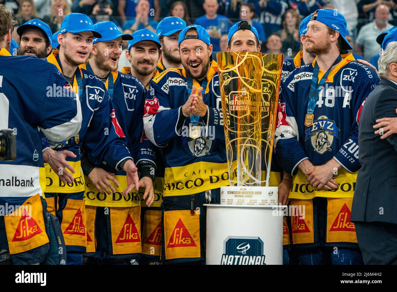 PostFinance top scorer Jan Kovar #43 (EV Zug) is waiting for the trophy ...