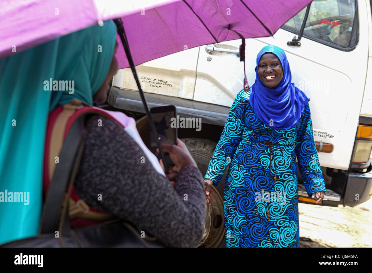 Kenyan women take photos of themselves along Digo road in Majengo ...