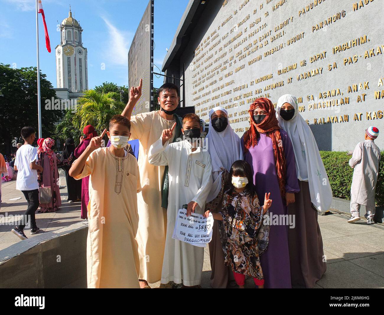 A Muslim family poses for a group picture. The Muslim community ...