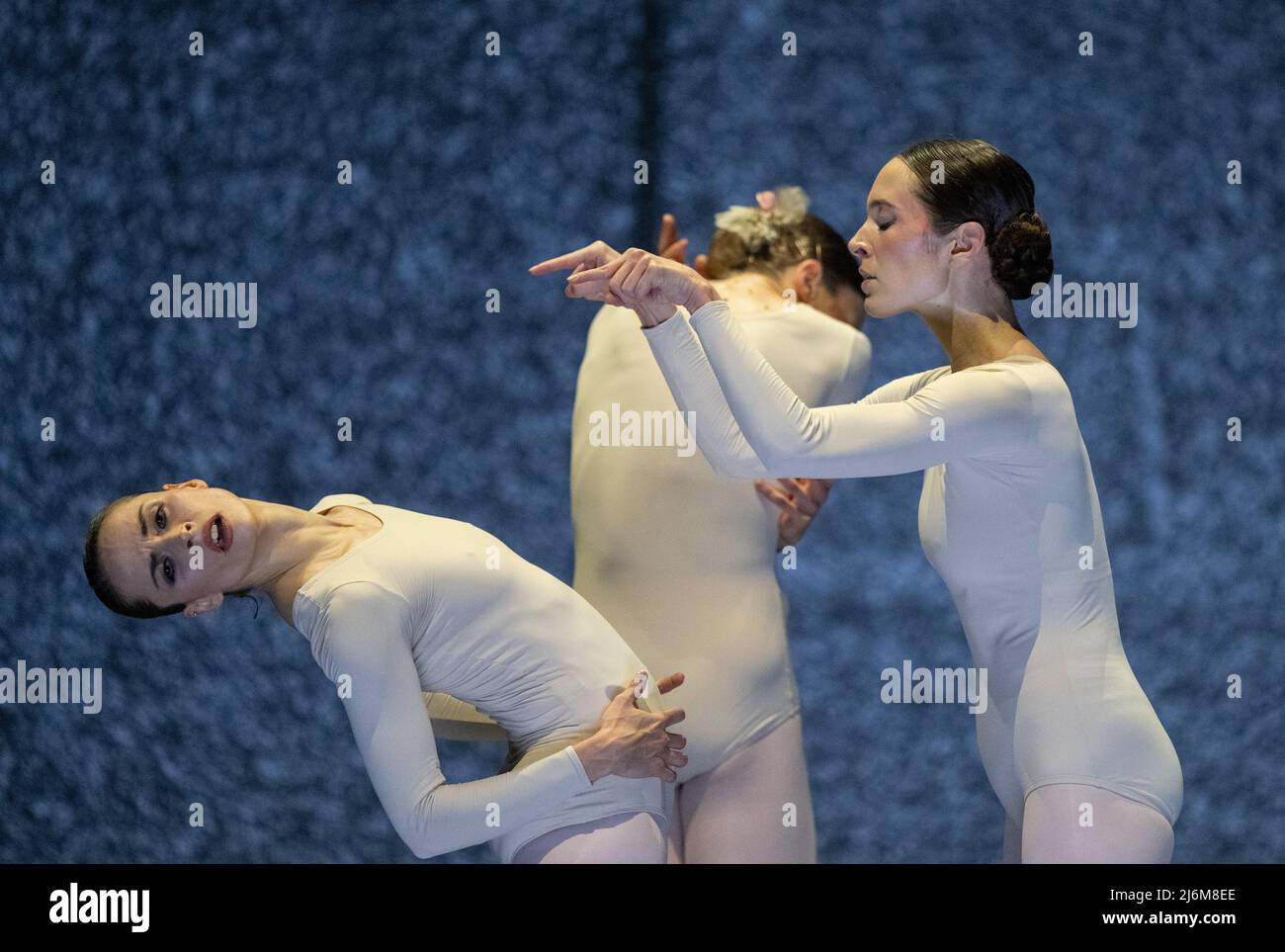 PRODUCTION - 01 April 2022, Baden-Wuerttemberg, Stuttgart: Dancers Bruna Andrade (from left ...