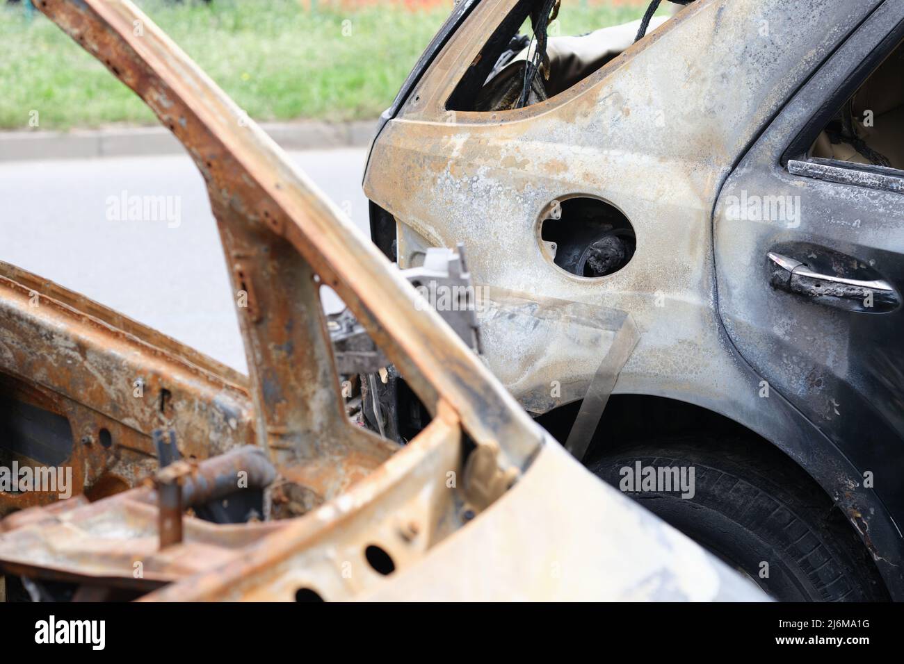 Iron parts of burnt vehicle, cars after accident Stock Photo - Alamy