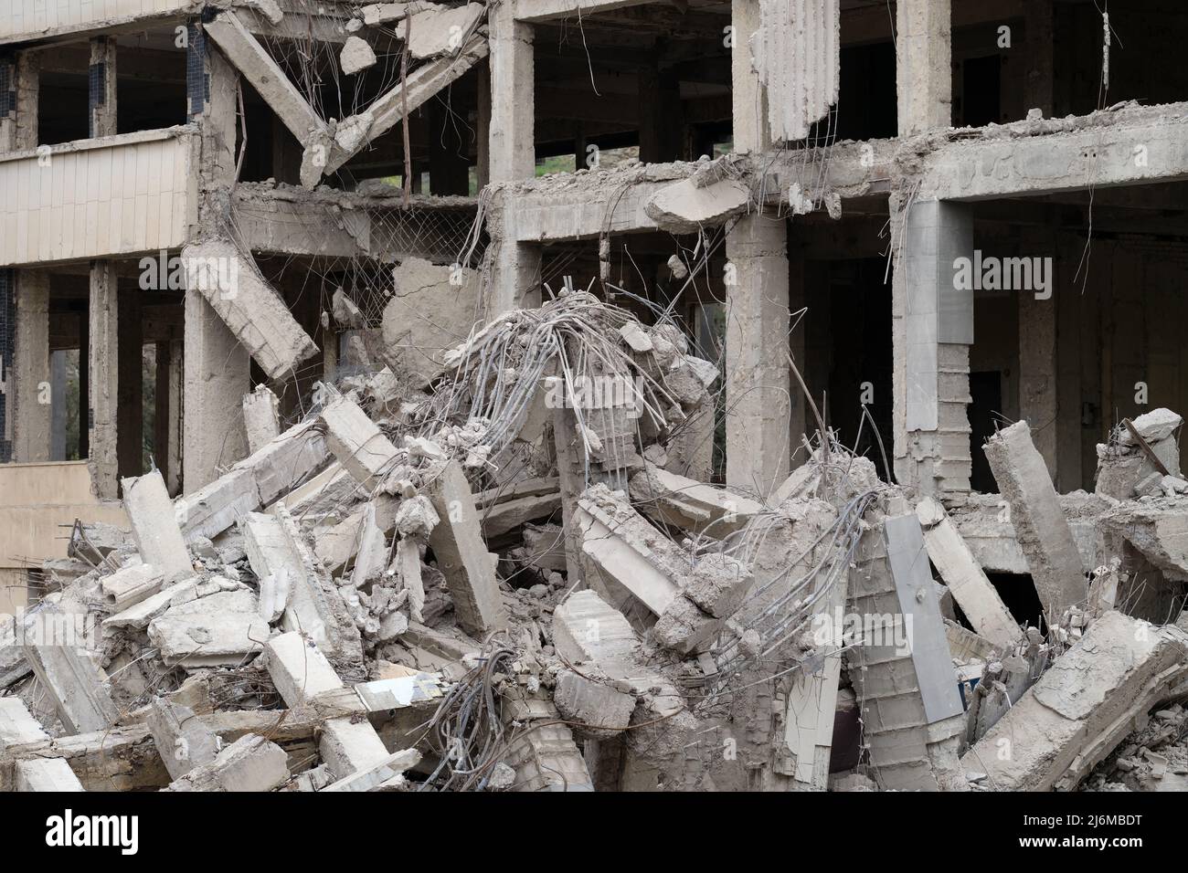 Destroyed city multi-storey residential building Stock Photo - Alamy
