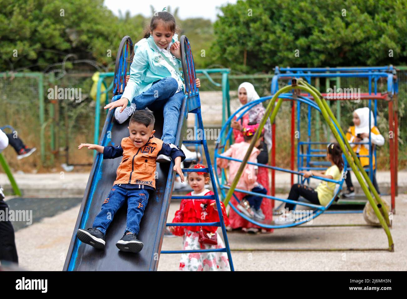 (220503) -- BEIRUT, May 3, 2022 (Xinhua) -- Children play in a park on ...