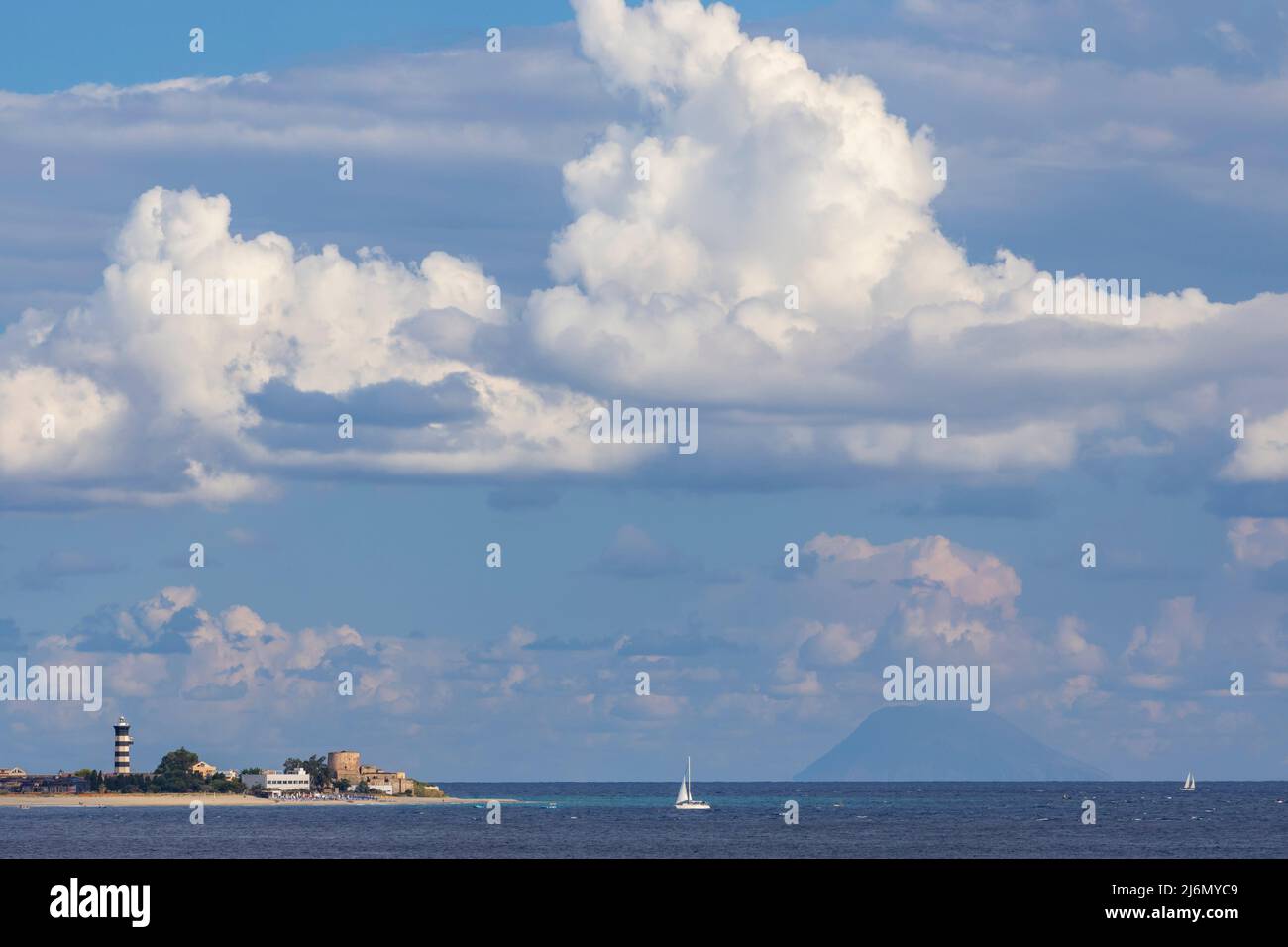 Faro in mare hi-res stock photography and images - Alamy