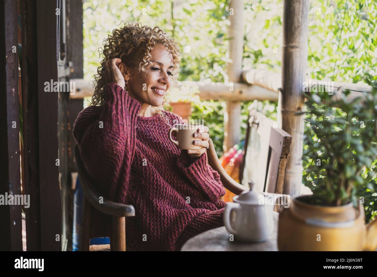 People sitting relaxed hi-res stock photography and images - Alamy