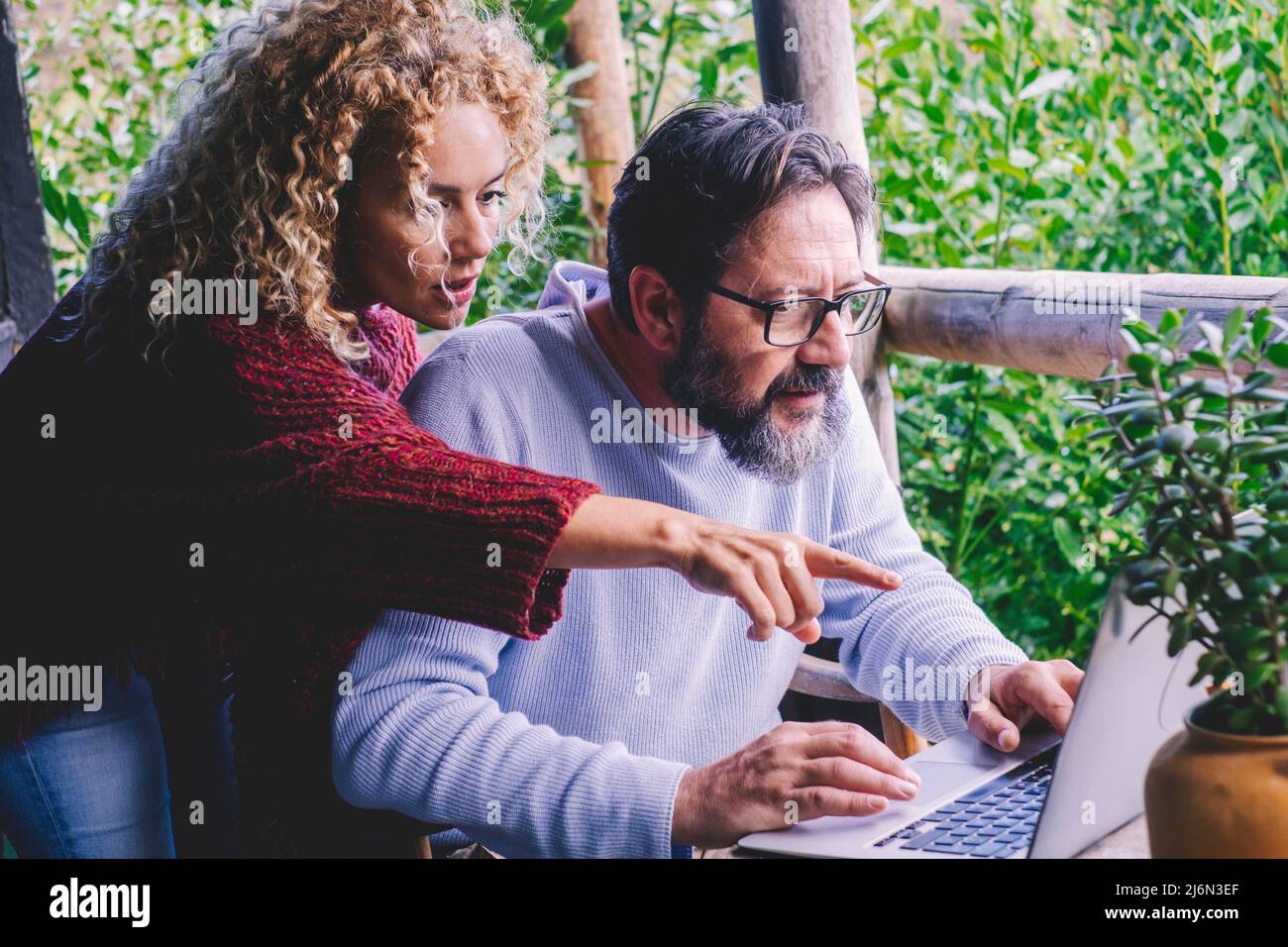 Couple look computer worried hi-res stock photography and images - Alamy