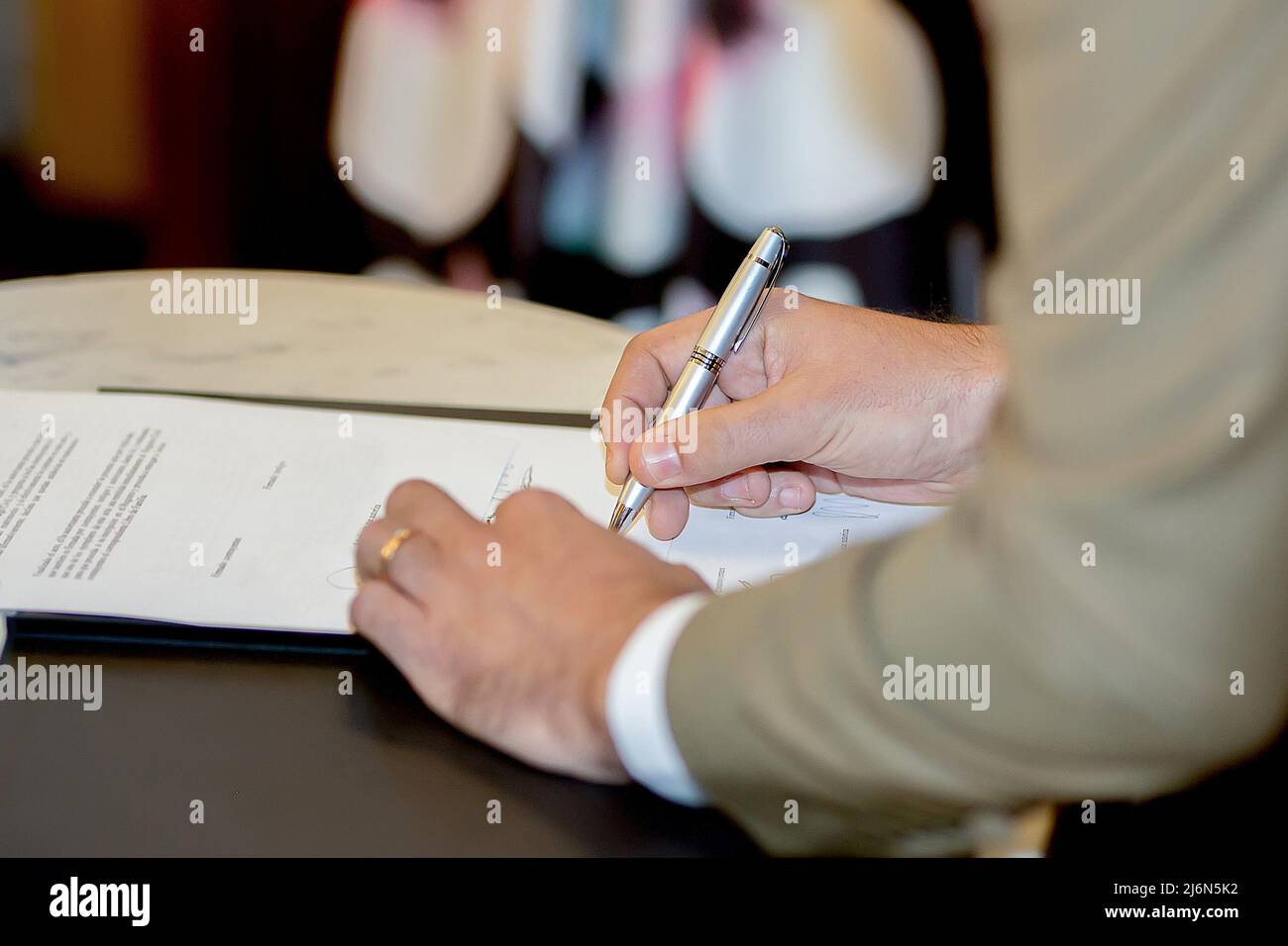 Signing table hi-res stock photography and images - Alamy