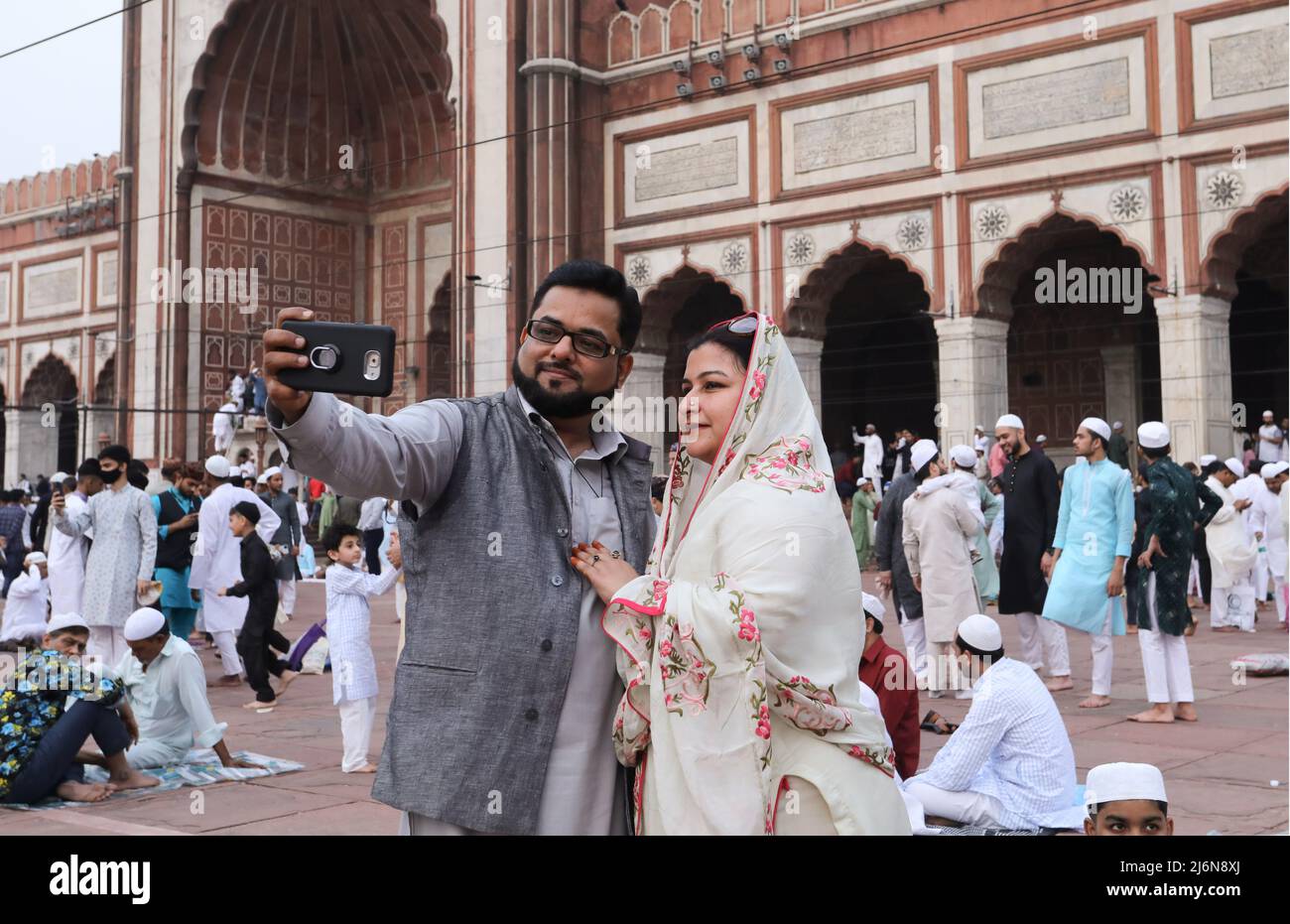 A Muslim family takes a selfie after offering Eid al-Fitr special ...