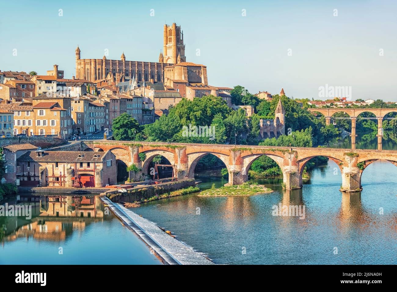 City wall and cathedral hi-res stock photography and images - Alamy