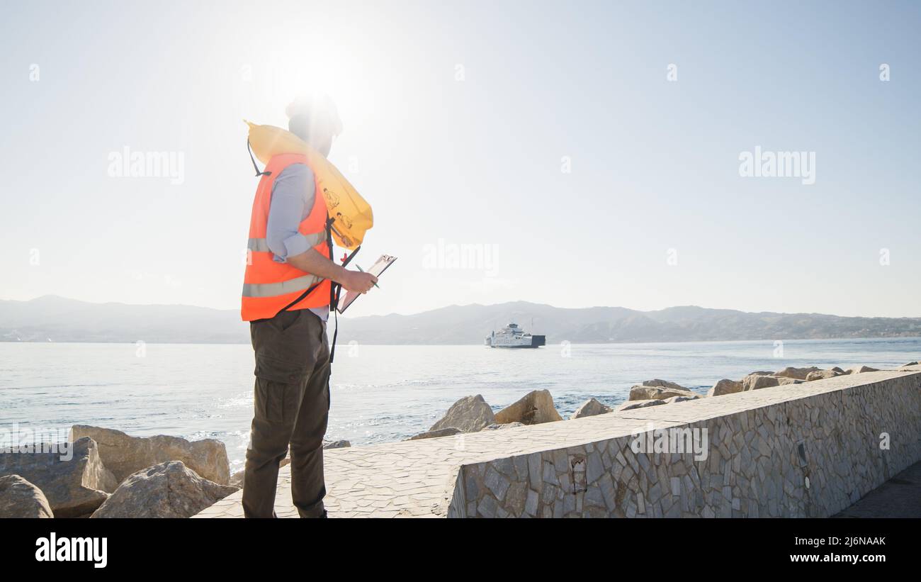 engineer takes notes on a clipboard Stock Photo - Alamy