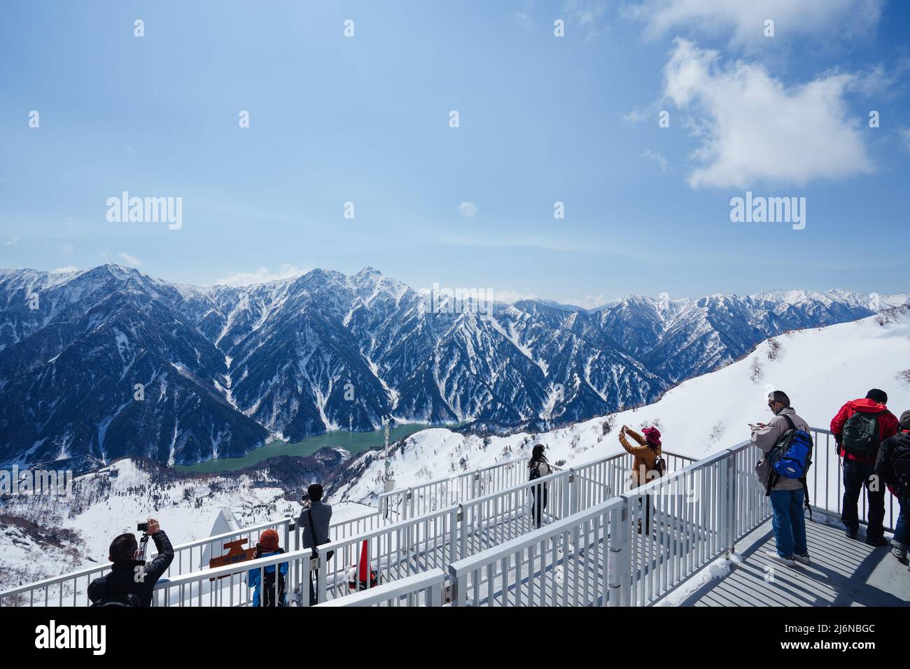 (220503) -- NAGANO, May 3, 2022 (Xinhua) -- People take photos of snow ...