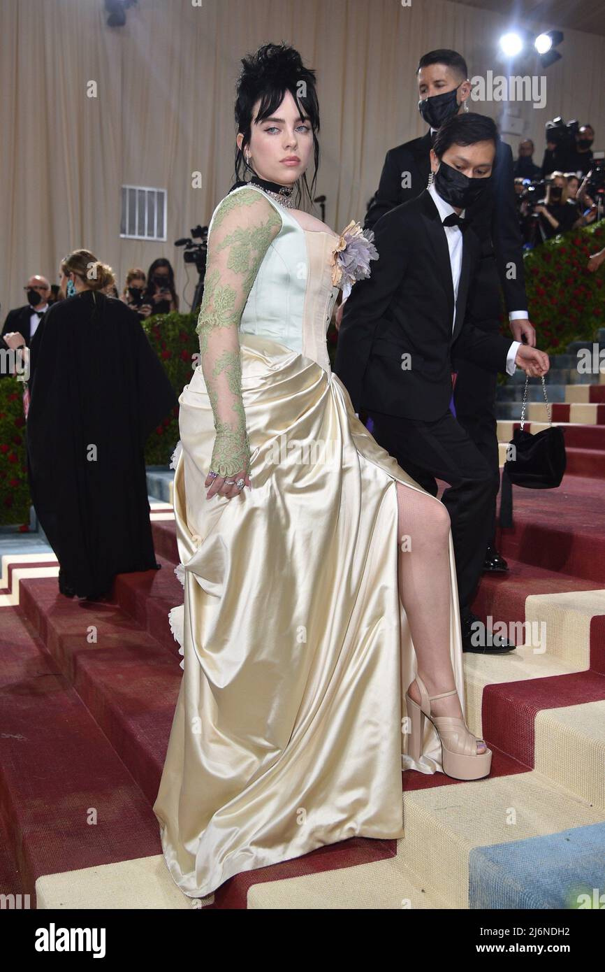 Billie Eilish Wore A Major Corset To The 2022 Met Gala—photos Glamour