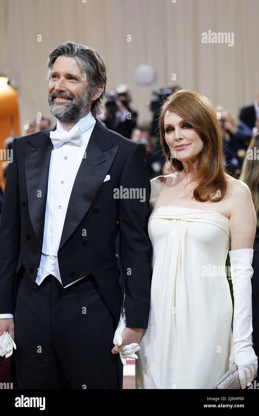 New York, NY, USA. 2nd May, 2022. Bart Freundlich, Julianne Moore at ...