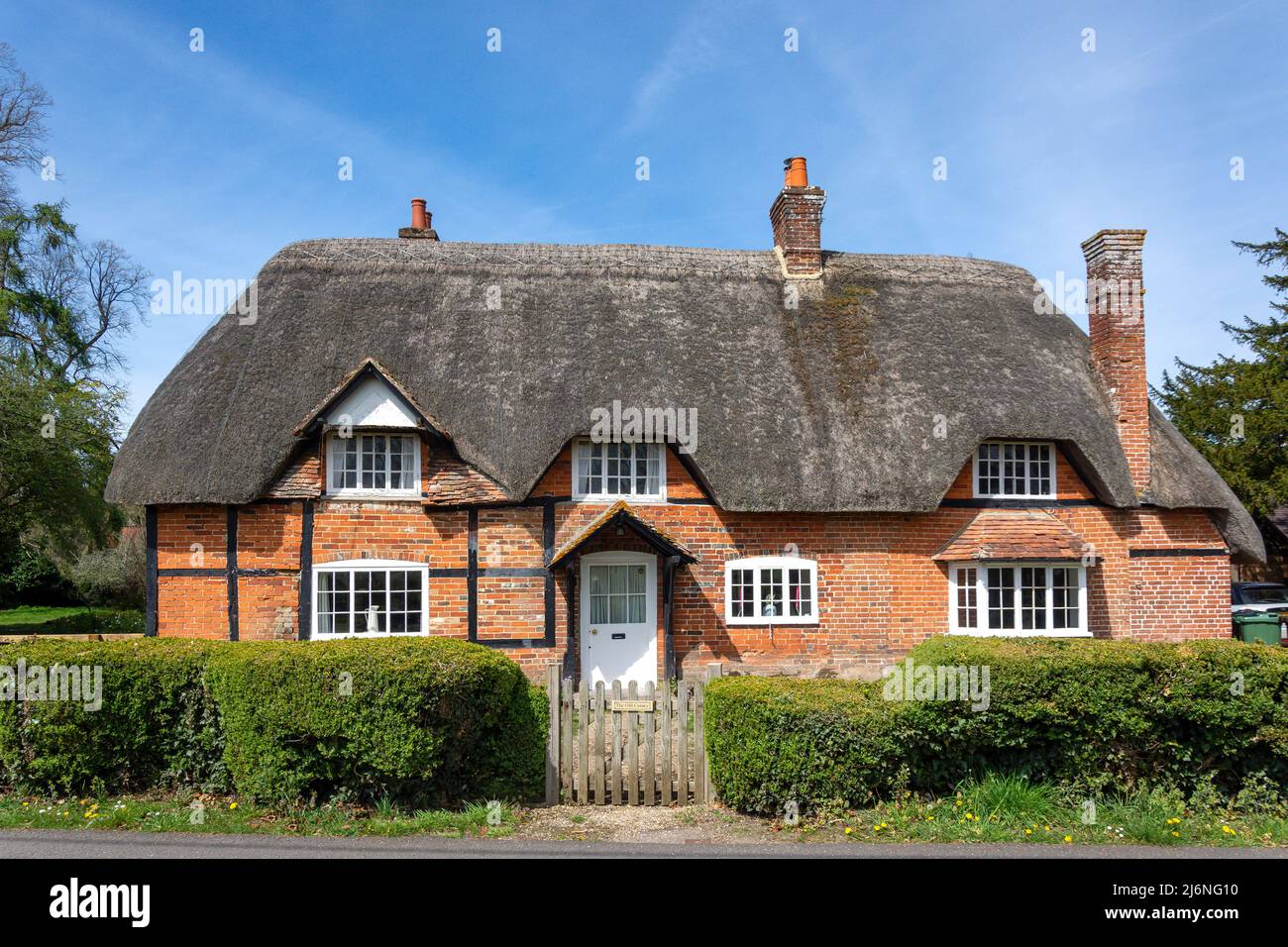 Thatched cottage, Longparish, Hampshire, England, United Kingdom Stock ...