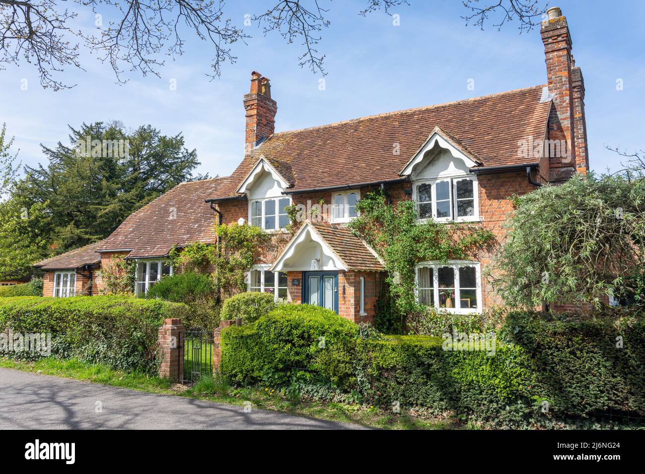 Country cottage, Longparish, Hampshire, England, United Kingdom Stock ...
