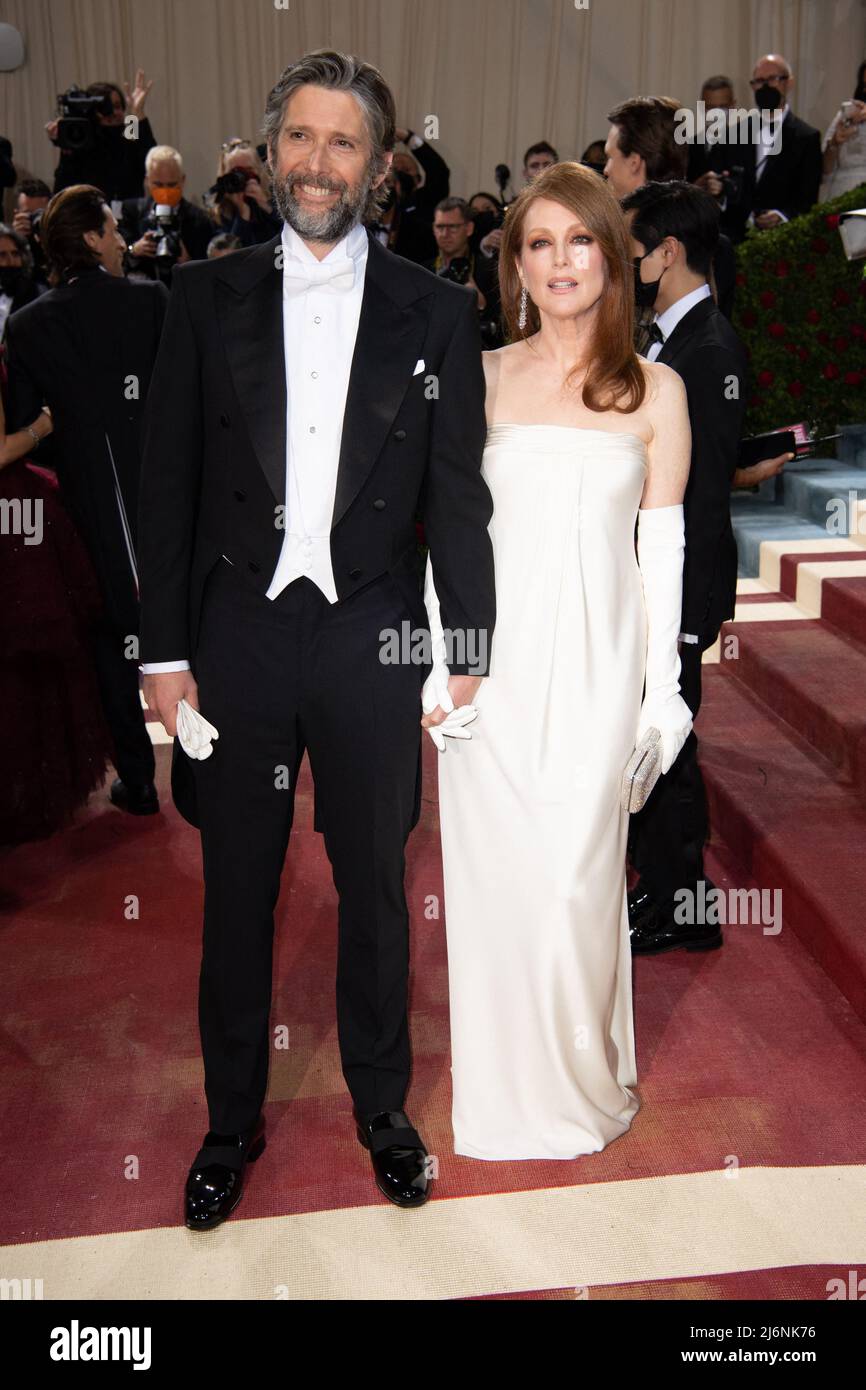 Julianne Moore and Bart Freundlich attend The 2022 Met Gala Celebrating ...