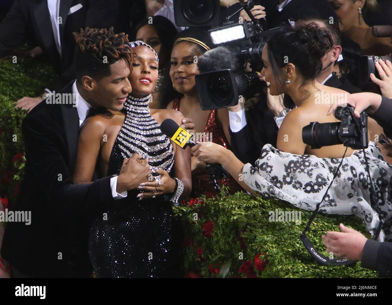 NEW YORK, NEW YORK - MAY 02: Jon Batiste and Janelle Mon‡e at The 2022 ...