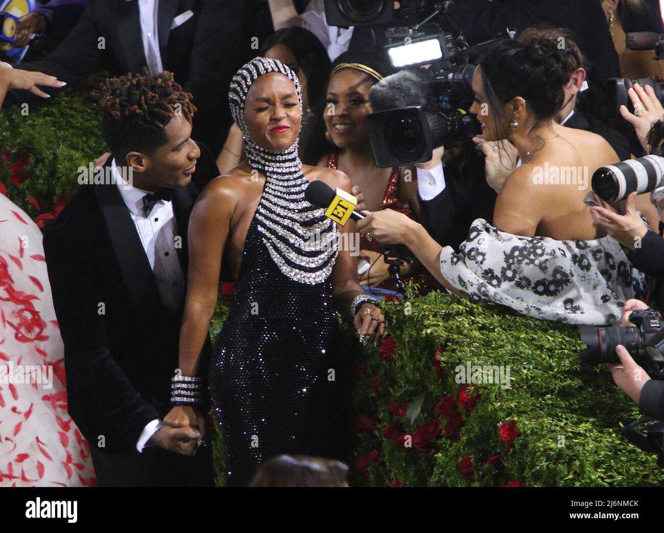 NEW YORK, NEW YORK - MAY 02: Jon Batiste and Janelle Mon‡e at The 2022 ...