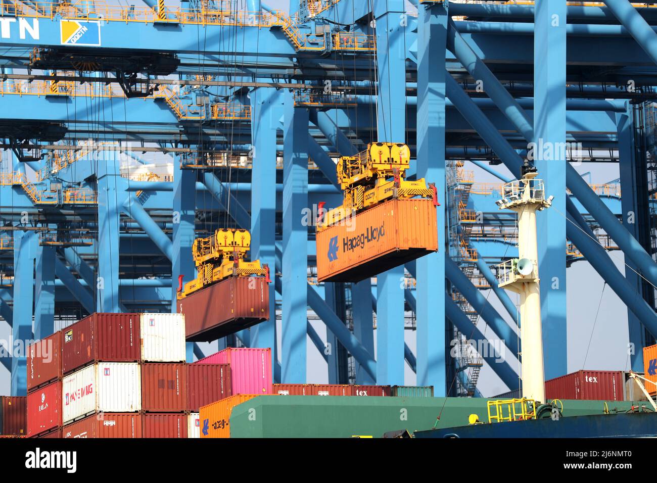 Automated dock hi-res stock photography and images - Alamy