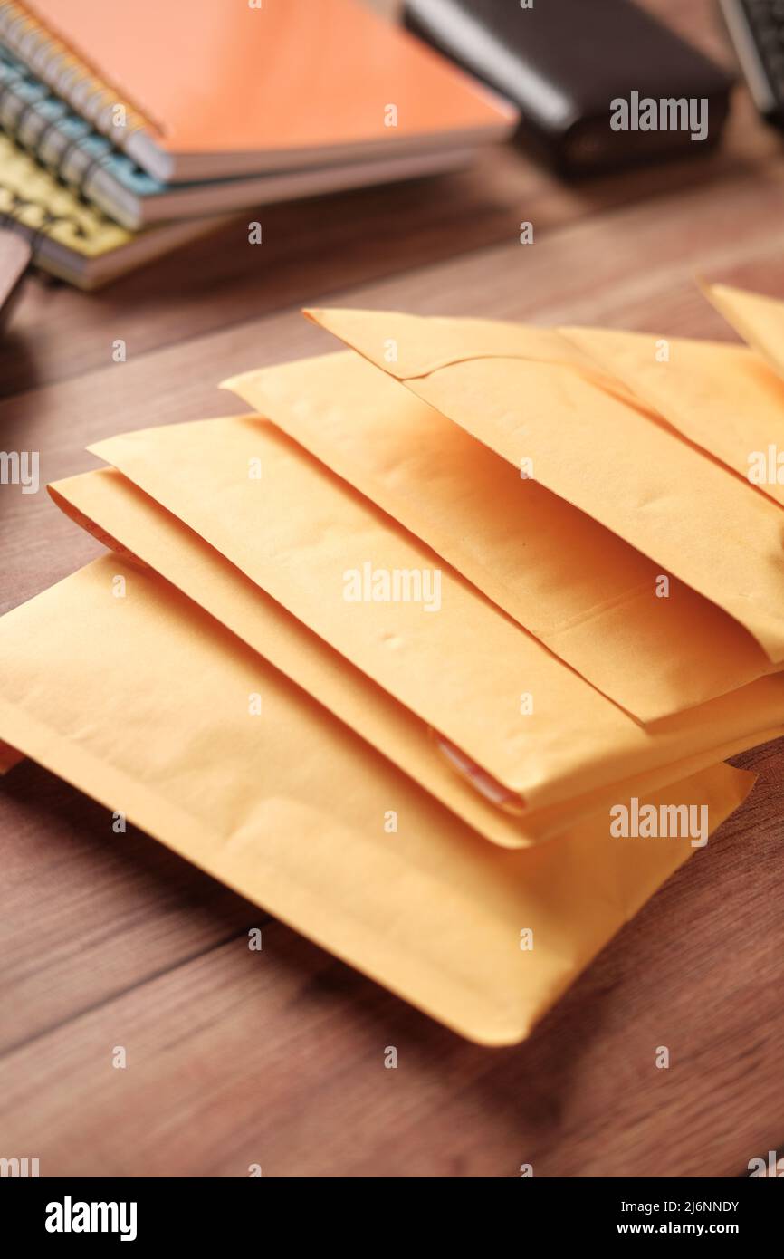 Bubble wrap envelope hi-res stock photography and images - Alamy