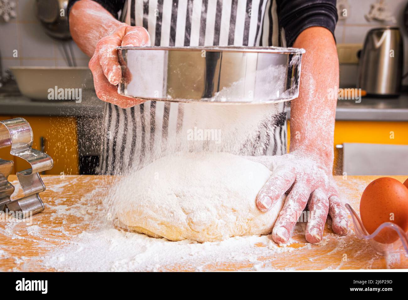 Hand sieve hi-res stock photography and images - Alamy