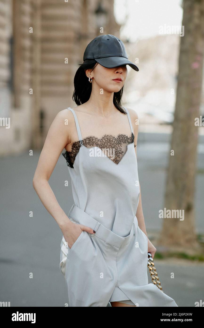 Street style, Meng Mao arriving at Sacai Fall-Winter 2022-2023 show ...