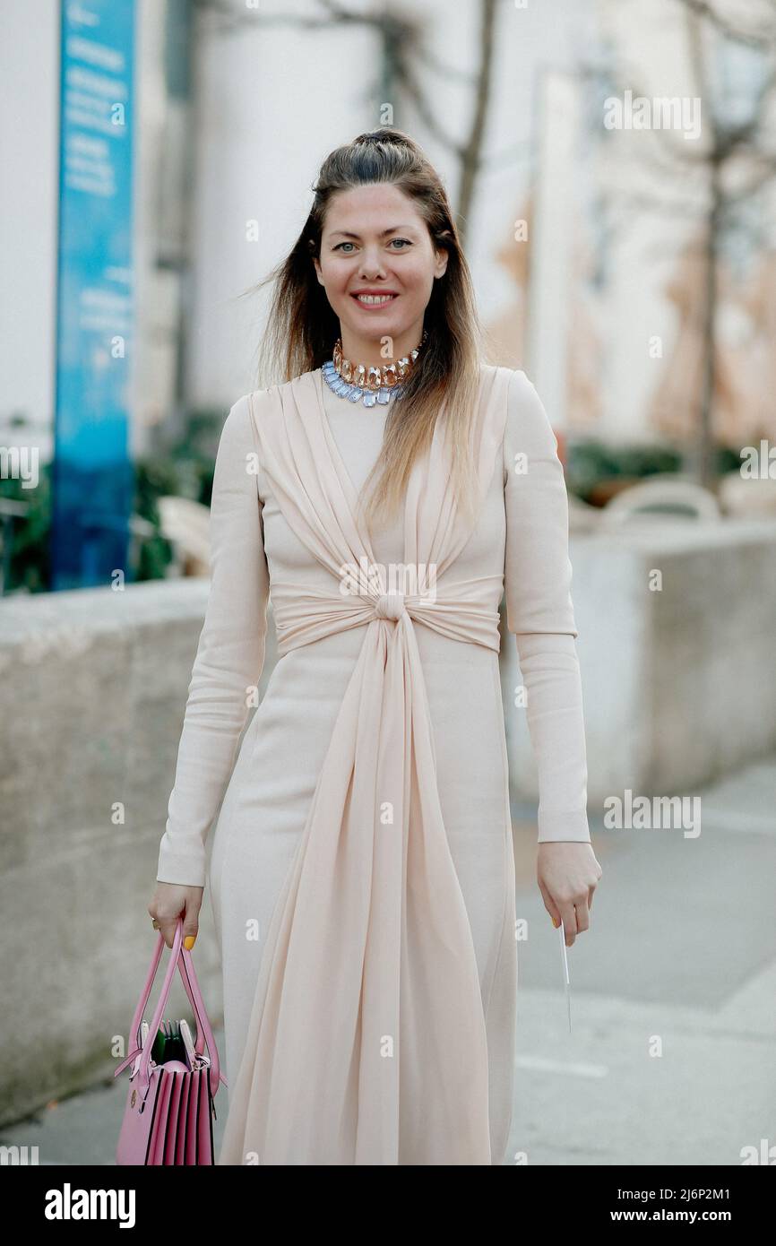 Street style, Sara Battaglia arriving at Giambattista Valli Fall-Winter ...