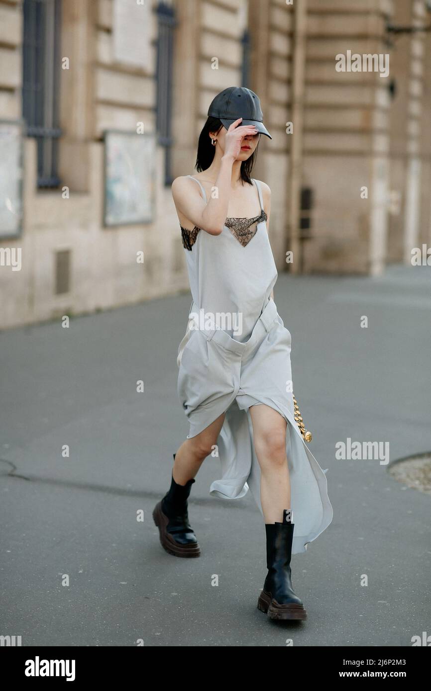 Street style, Meng Mao arriving at Sacai Fall-Winter 2022-2023 show ...