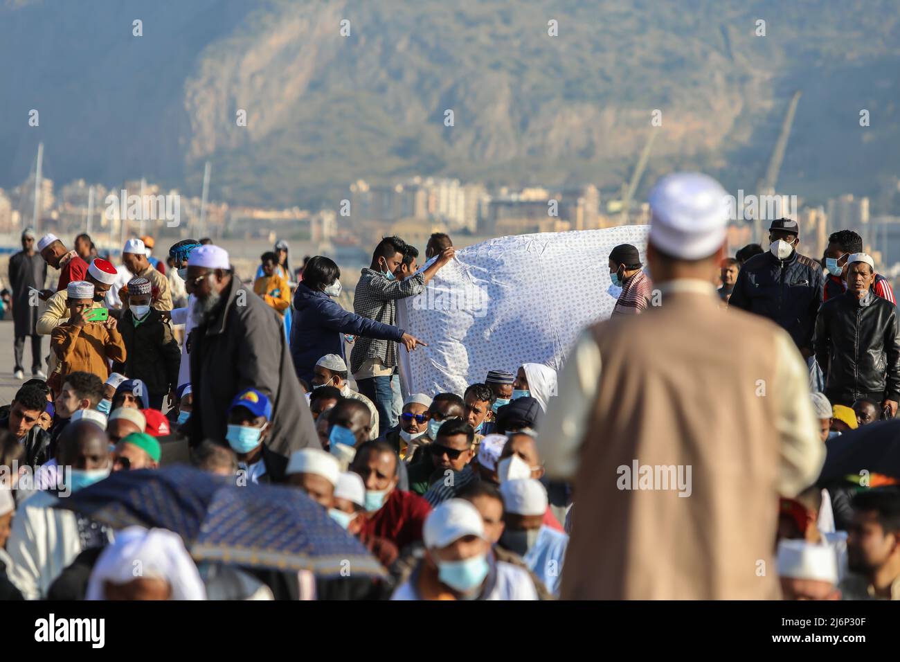 Eid al fitr preghiera hi-res stock photography and images - Alamy