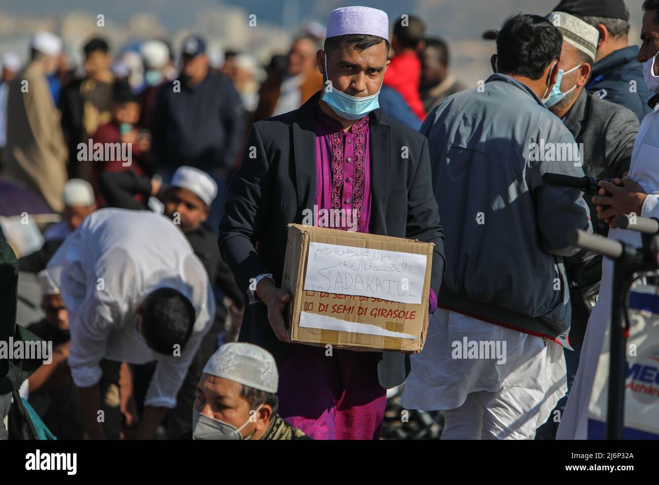 Eid al fitr preghiera hi-res stock photography and images - Alamy