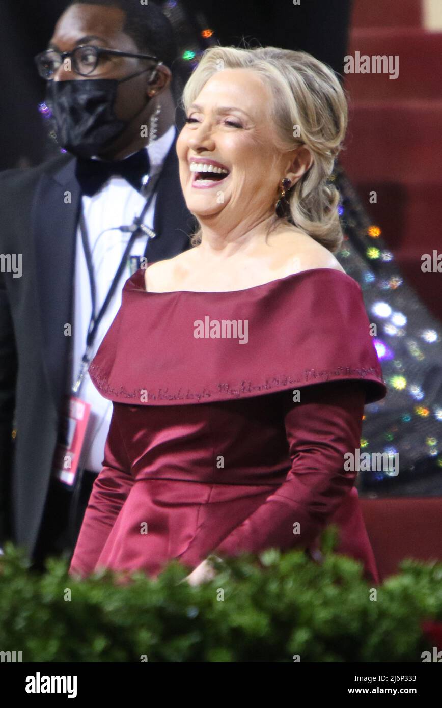 NEW YORK, NEW YORK - MAY 02: Hillary Clinton at The 2022 Met Gala ...