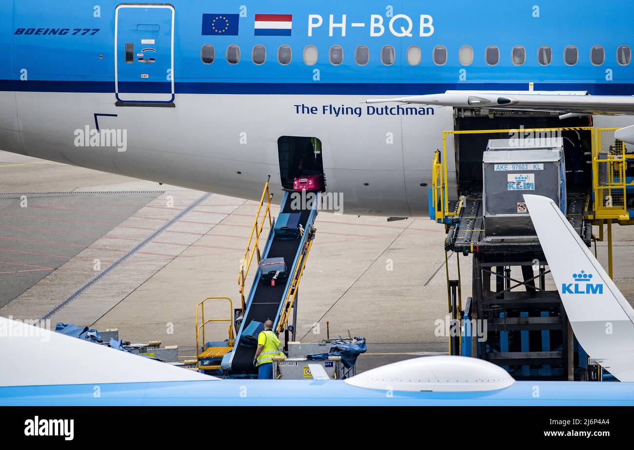 2022-05-03 12:00:32 SCHIPHOL - KLM ground staff at work at Schiphol ...
