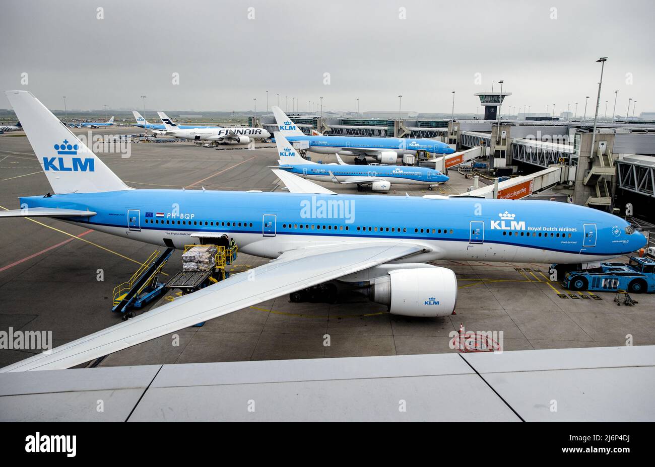 2022-05-03 12:13:00 SCHIPHOL - KLM ground staff at work at Schiphol ...