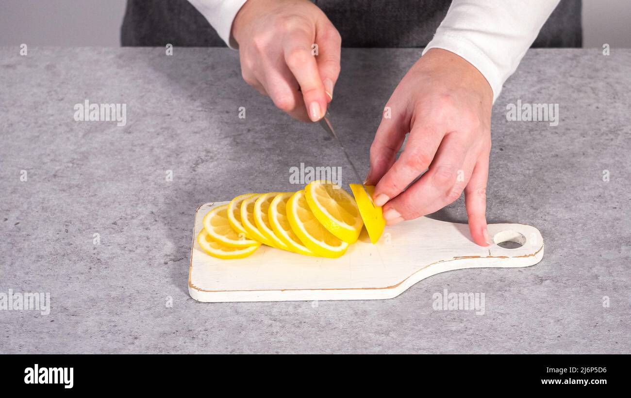 Step step slicing lemon bundt hi-res stock photography and images - Alamy