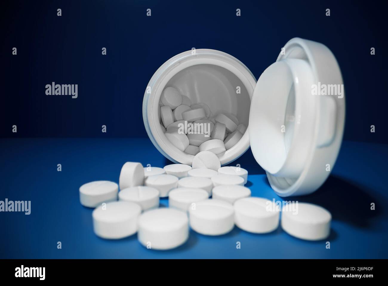 Open jar with tablets hi-res stock photography and images - Alamy