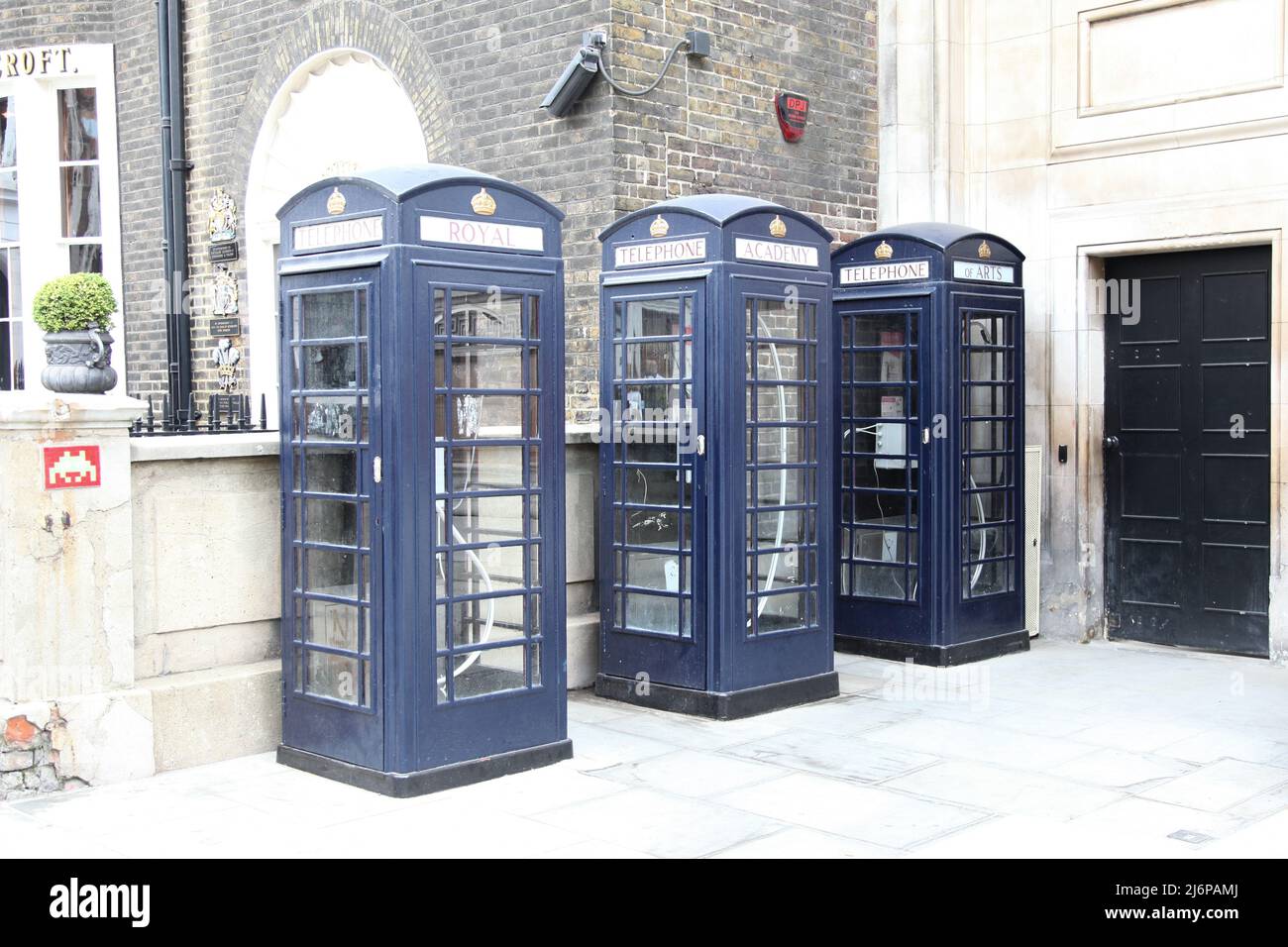 Royal Academy of Arts blue K2 telephone boxes 'SOS beacon' by Scottish ...