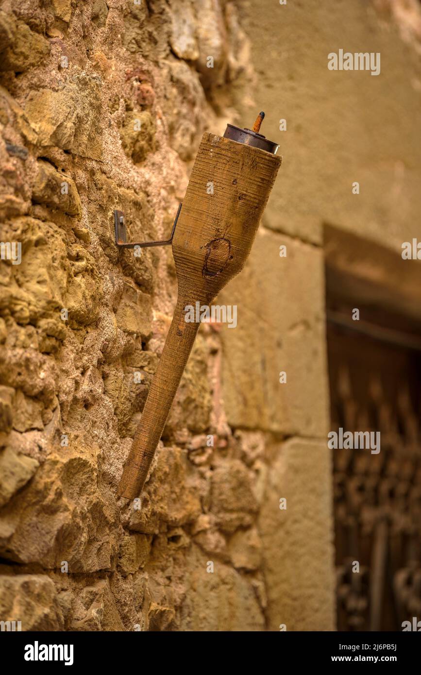 Torches scattered around the medieval center of Verges for the Holy ...