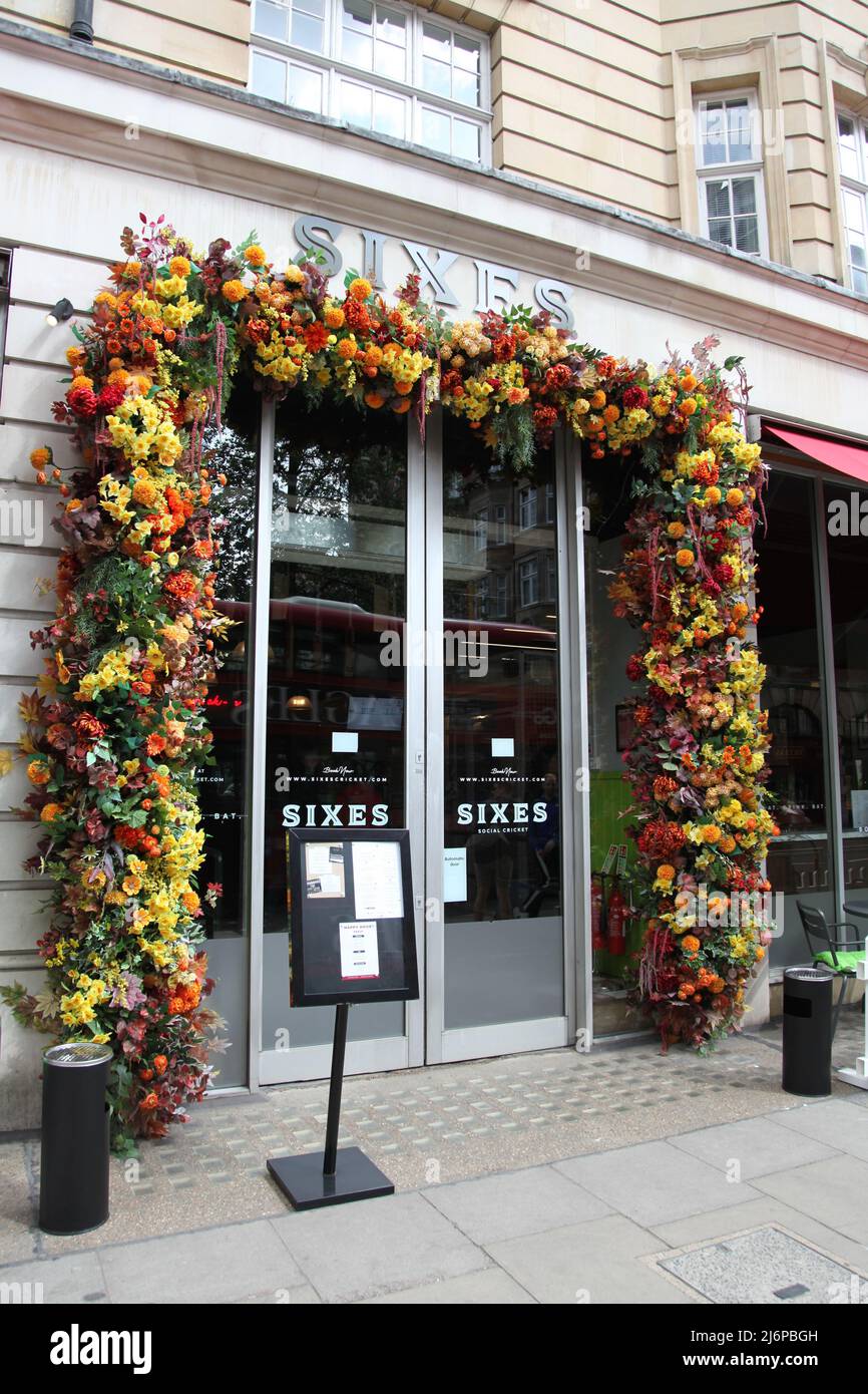 Sixes bar hi-res stock photography and images - Alamy