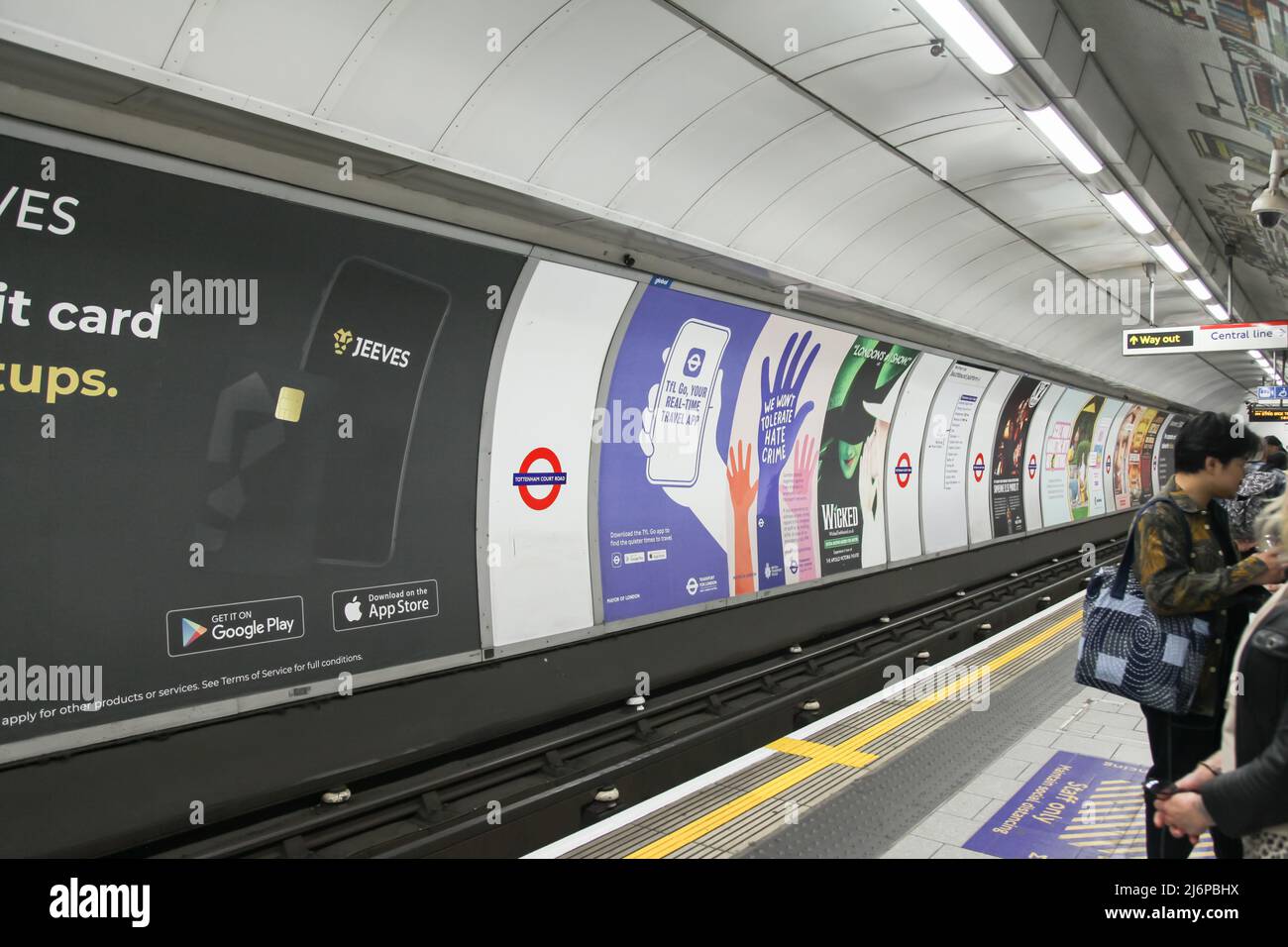 Tottenham Court Road underground station Central Line platform, London ...