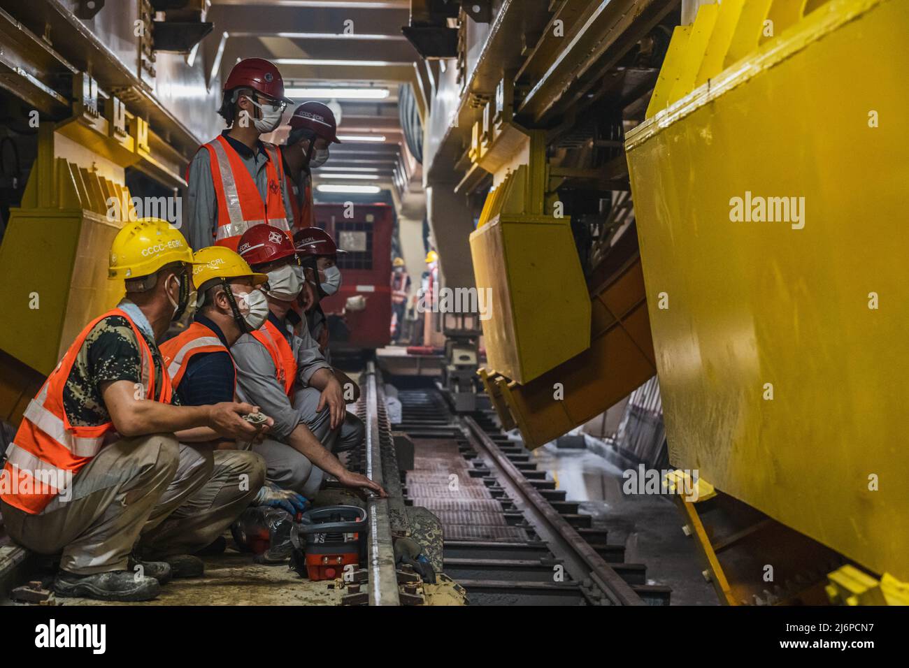 (220503) -- BENTONG, May 3, 2022 (Xinhua) -- Technicians work on the ...
