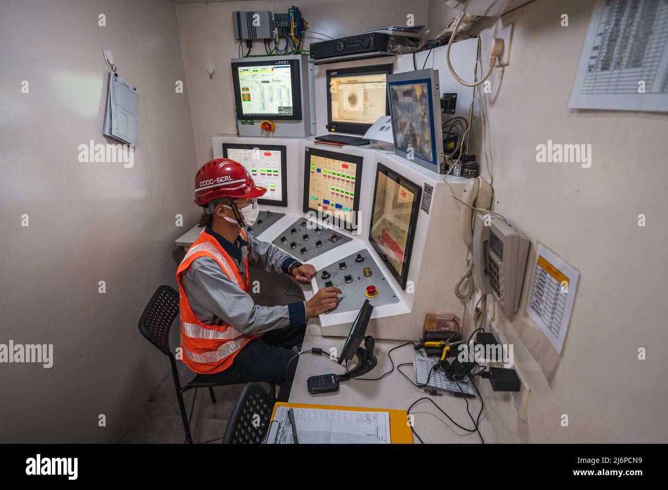 (220503) -- BENTONG, May 3, 2022 (Xinhua) -- Operator Wang Hengyang ...